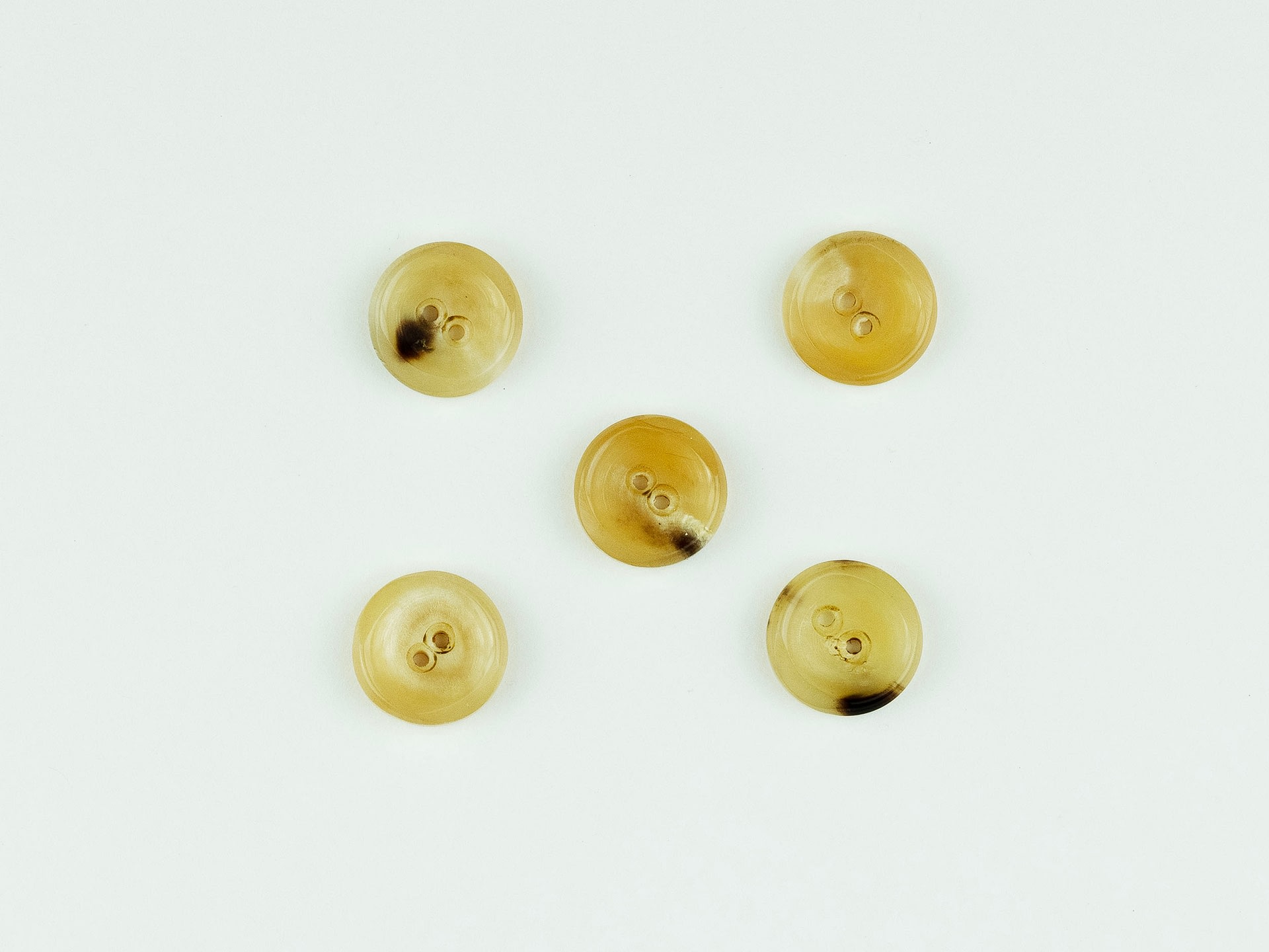 18mm mottled horn buttons - Wild and Woolly